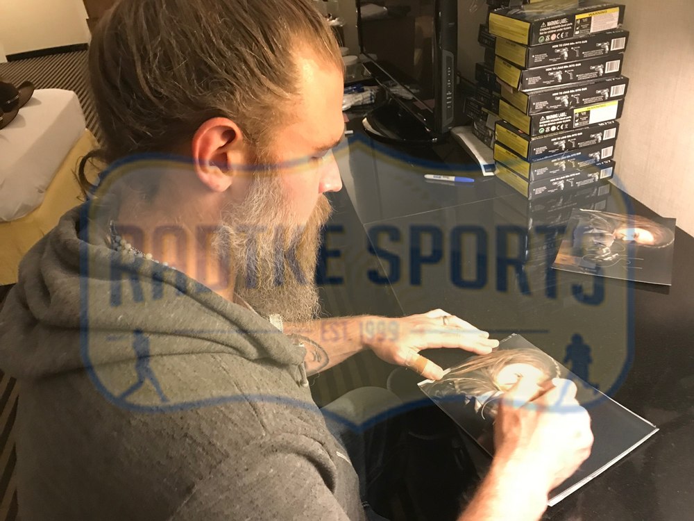 Ryan Hurst Signed SOA Unframed 8×10 Photo – Pointing Gun – Radtke Sports